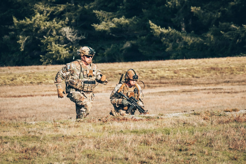 DVIDS - Images - 5SFAB conducts buddy team live fire training [Image 15 ...