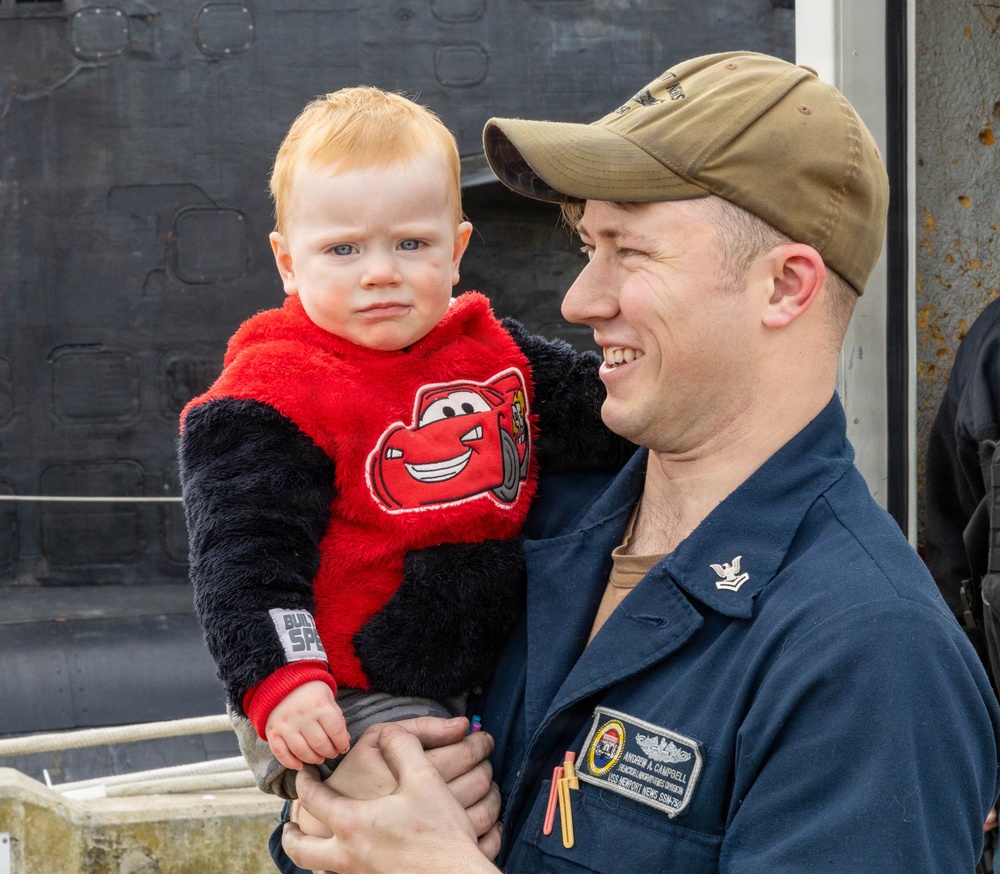 DVIDS - Images - Newport News Sailor Greets Family [Image 1 of 7]