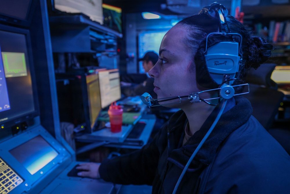 DVIDS - Images - Abraham Lincoln stands electronic warfare supervisor ...