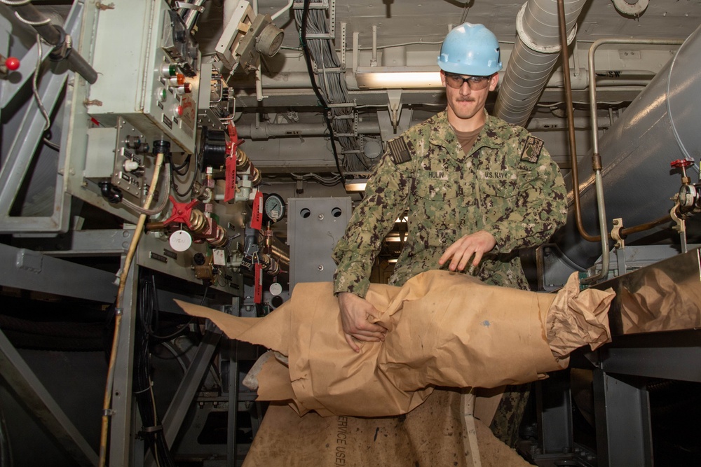 DVIDS - Images - USS Carl Vinson (CVN 70) conducts daily operations ...