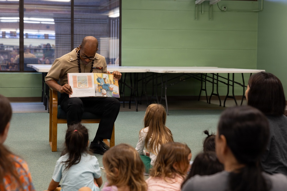 DVIDS - Images - Sailor Conducts Story and Crafts For The Community ...