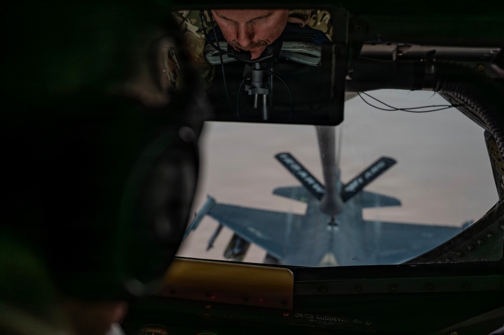 DVIDS - Images - F-16 Fighting Falcons refuel during Operation Epic ...