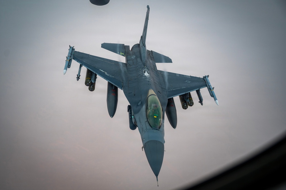 DVIDS - Images - F-16 Fighting Falcons refuel during Operation Epic ...