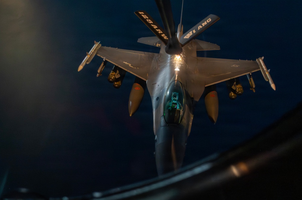 DVIDS - Images - F-16 Fighting Falcons refuel during Operation Epic ...